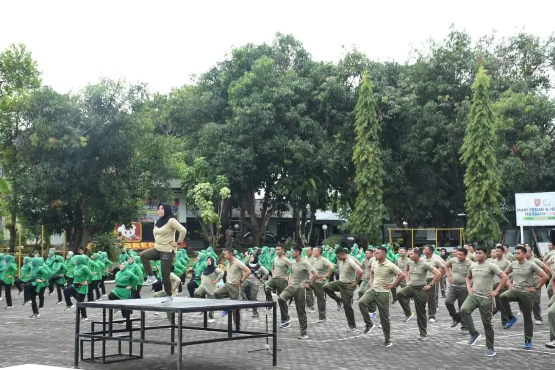 Agar Tetap Sehat dan Bugar, Prajurit, PNS dan Persit Korem 141/Toddopuli Senam Bersama ...
