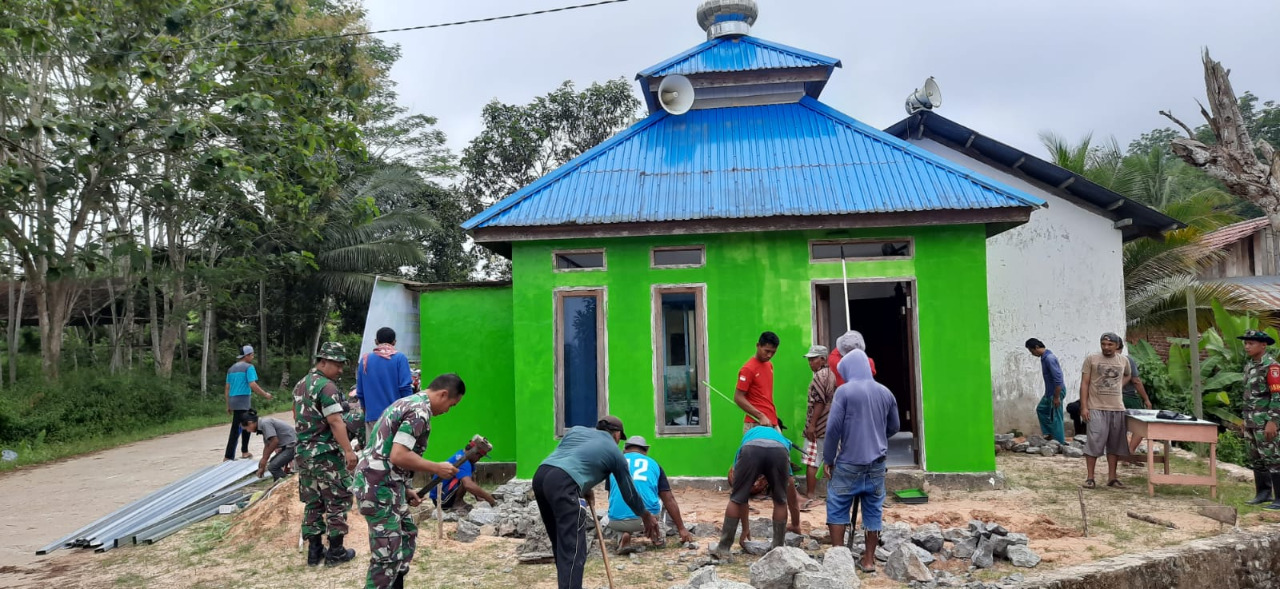 Karya bakti dalam rangka HUT TNI ke- 77, Koramil Kota Bangun Geruduk Tempat Ibadah ...