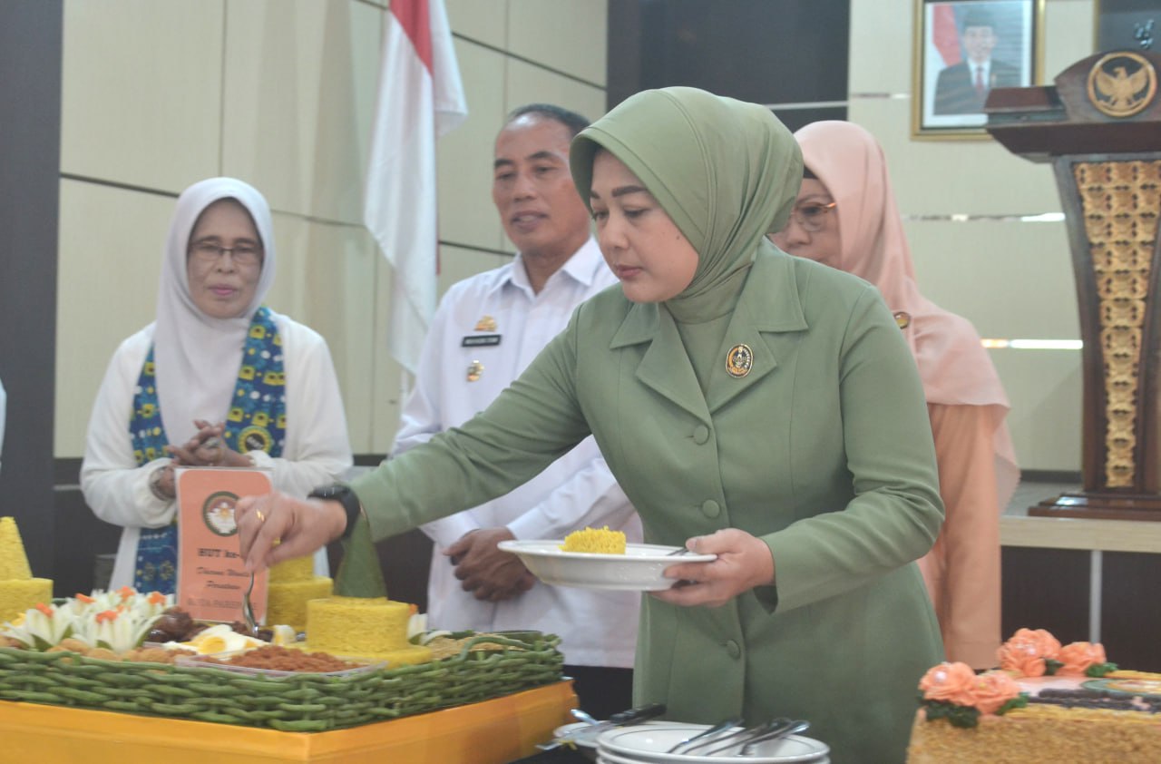 Ketua persit KCK menghadiri Puncak peringatan hari jadi Dharma wanita persatuan ke-24 ...