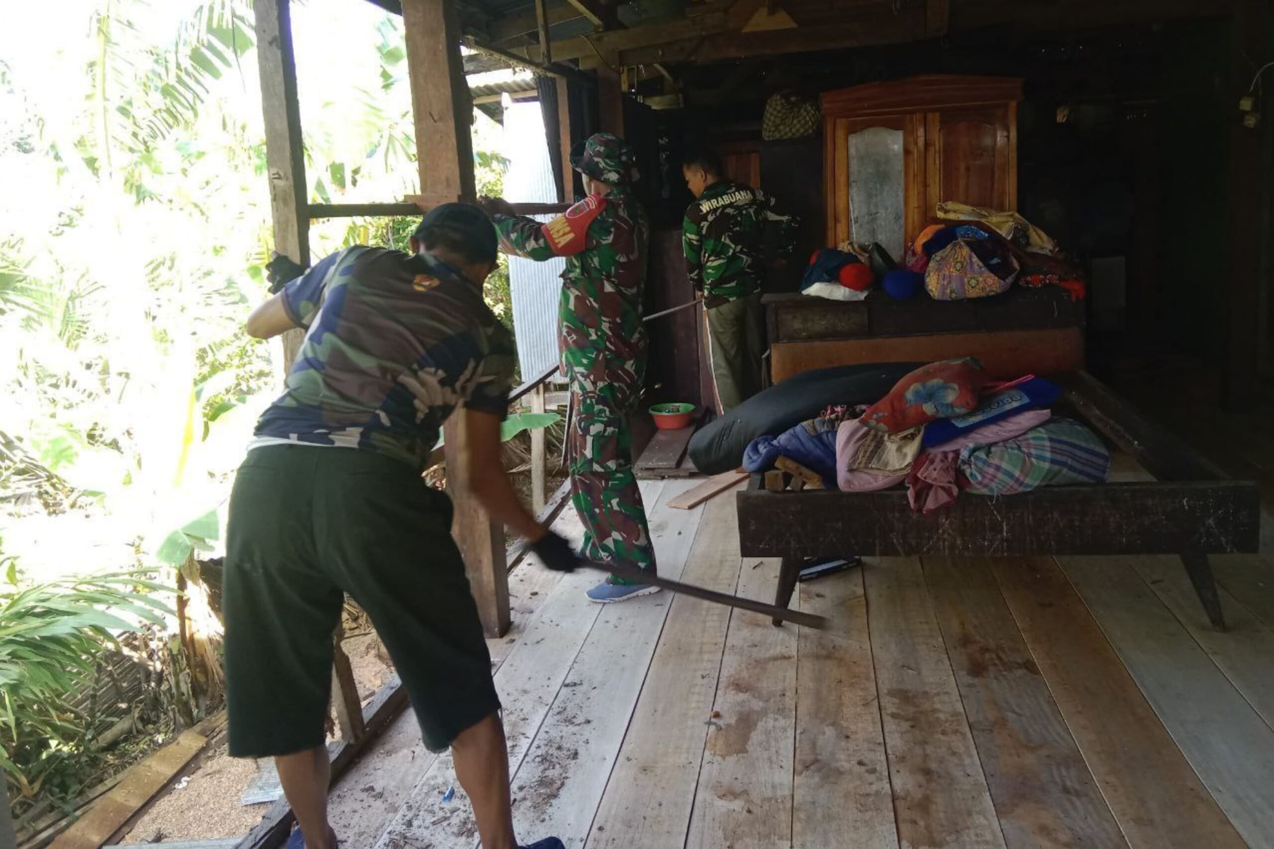 Tahap Pengecatan dan Pemasangan Dinding Rehab RTLH Milik Purnawirawan ...